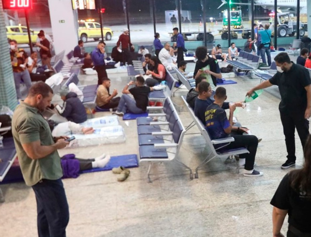 Saiba por que pessoas deportadas dos EUA usaram algemas | Alfinetei