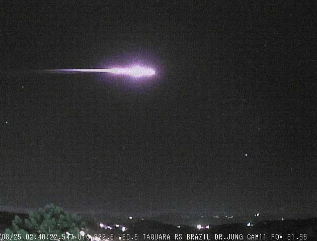 Meteoro atravessa o céu e provoca clarão visível em várias regiões ...