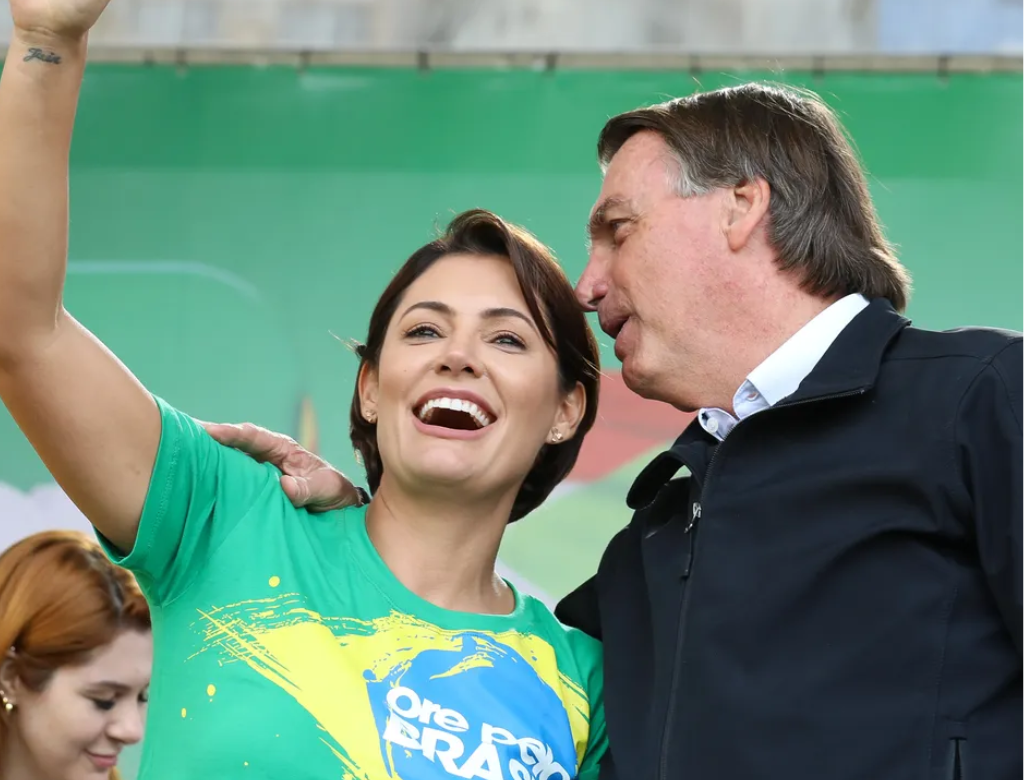 Michelle Bolsonaro relata estado de saúde de Jair após queda e fala em ...