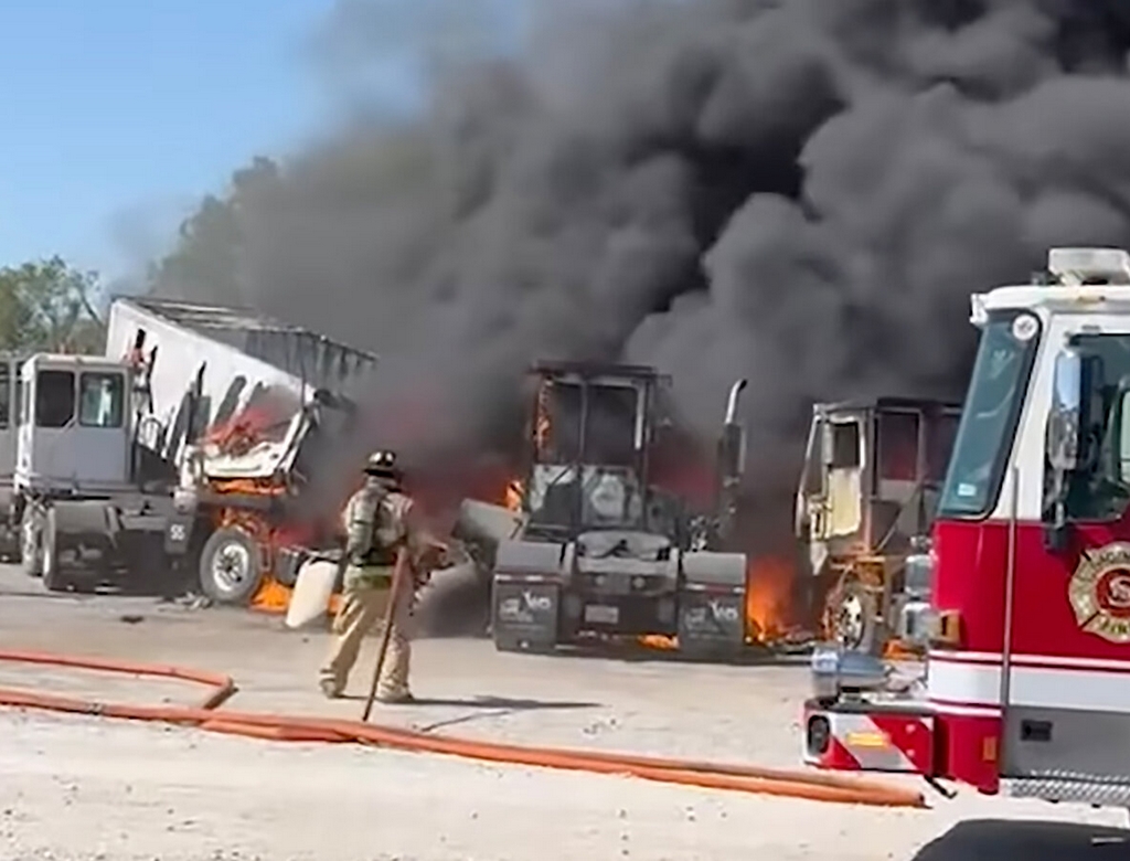 Avião cai no Texas, atinge caminhão e explode; veja VÍDEO | Alfinetei