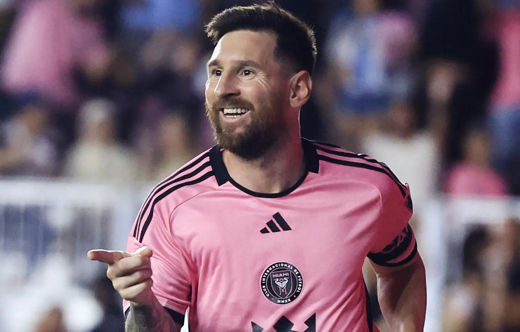 Messi é derrubado após invasão de torcedor em amistoso do Inter Miami ...