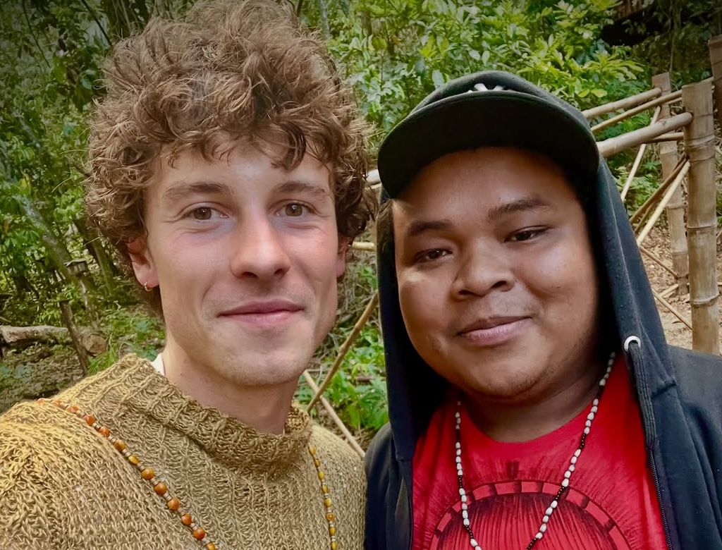 Após três semanas no Brasil, Shawn Mendes visita aldeia indígena; veja ...